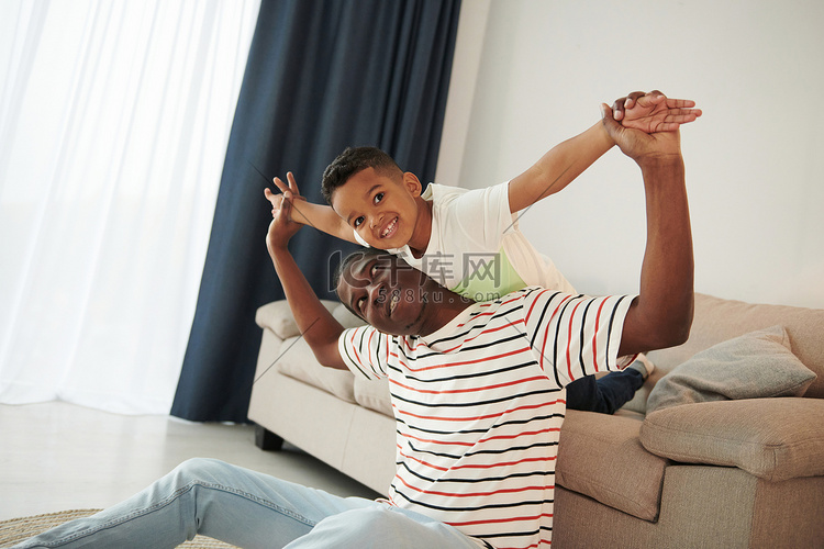 积极的周末时间消费。高清摄影大图-千库网