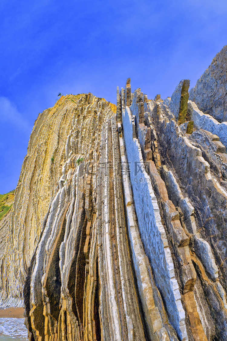 陡峭倾斜的 Flysch 层，西班牙巴斯克海岸联合国教科文组织世界地质公园高清摄影大图-千库网