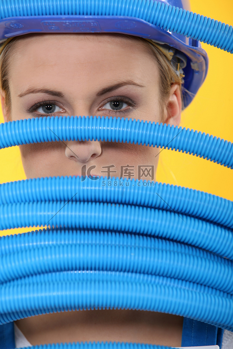偷看通过波纹管的女性建筑工人高清摄影大图-千库网