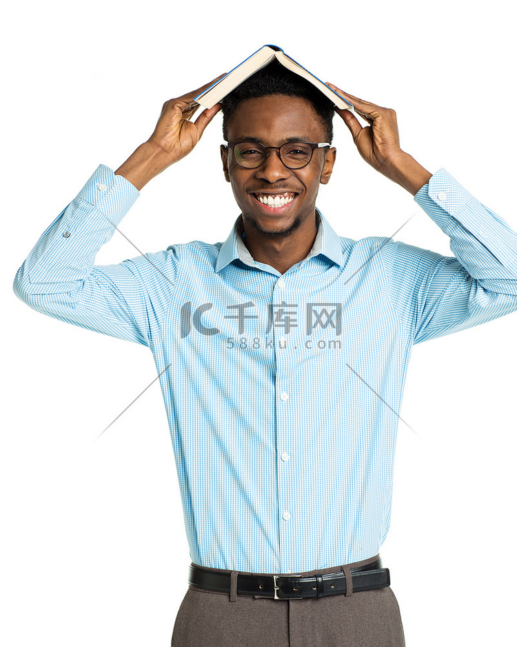 快乐的非洲裔美国大学生头上戴着书高清摄影大图 千库网