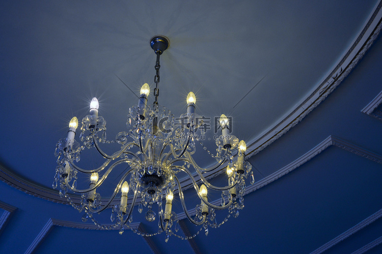 这款玻璃吊灯上的一个灯泡呈亮白色，节能。高清摄影大图-千库网