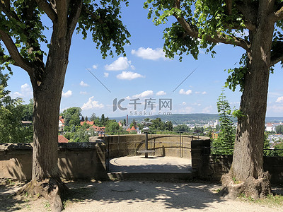 在 Kloster Michelsberg 眺望远方高清摄影大图-千库网