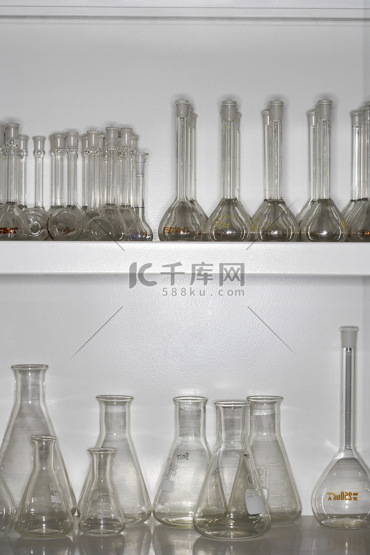 实验室货架上陈列的科学烧瓶高清摄影大图-千库网
