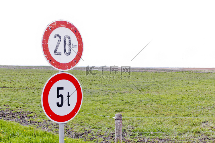 新旧路标时速 20 公里，最大载重 5 吨。高清摄影大图-千库网