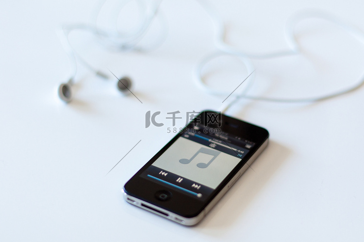 苹果 iphone 4s 与 audioplayer 和耳机高清摄影大图-千库网