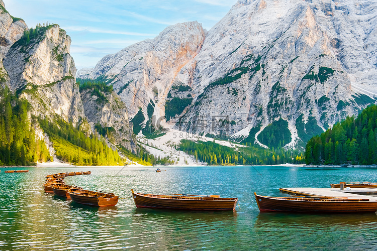木船在受欢迎的旅游湖 Braies 上，可欣赏多洛米蒂阿尔卑斯山的壮丽景色。高清摄影大图-千库网
