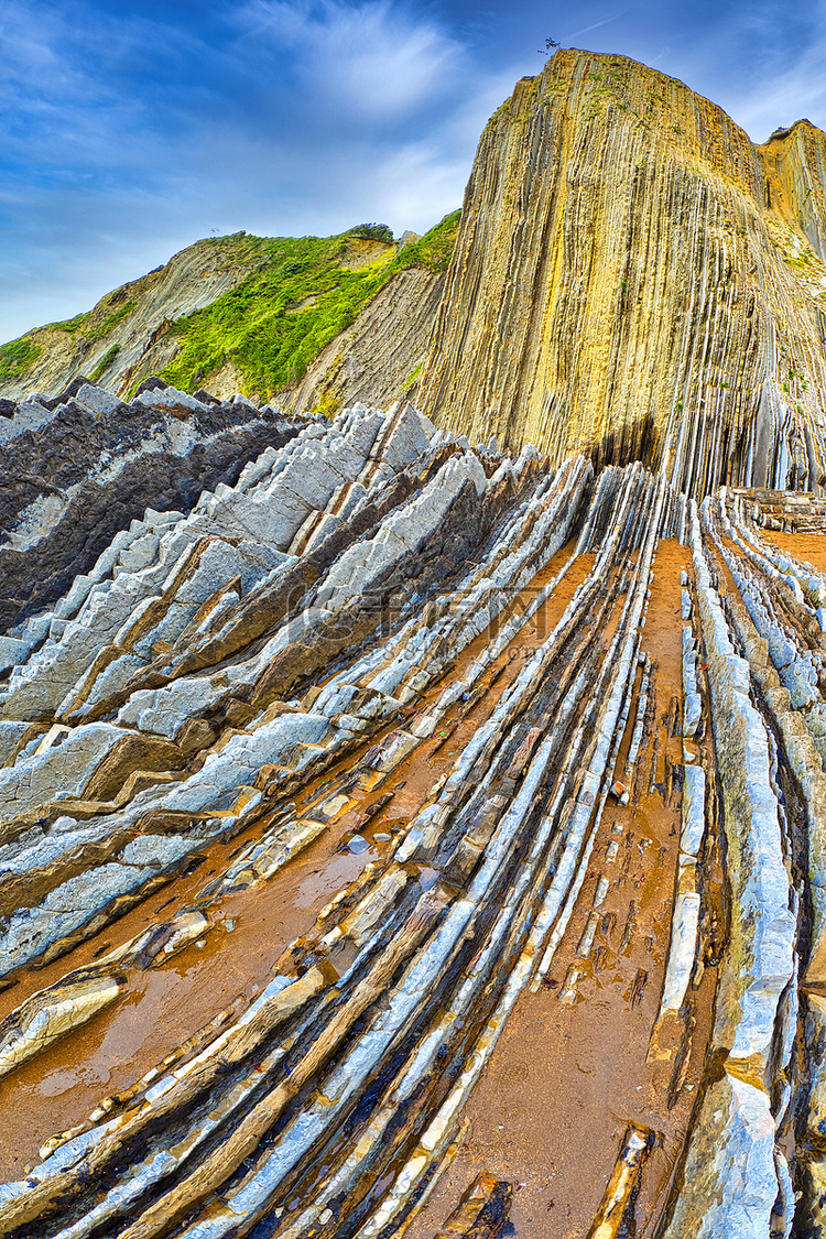 陡峭倾斜的 Flysch 层，西班牙巴斯克海岸联合国教科文组织世界地质公园高清摄影大图-千库网