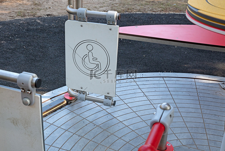 在儿童游乐场上快乐地转圈高清摄影大图-千库网