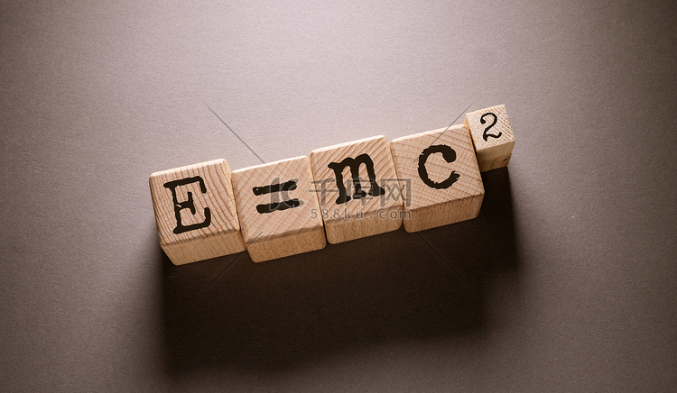 E = mc 2 字与木立方体高清摄影大图-千库网
