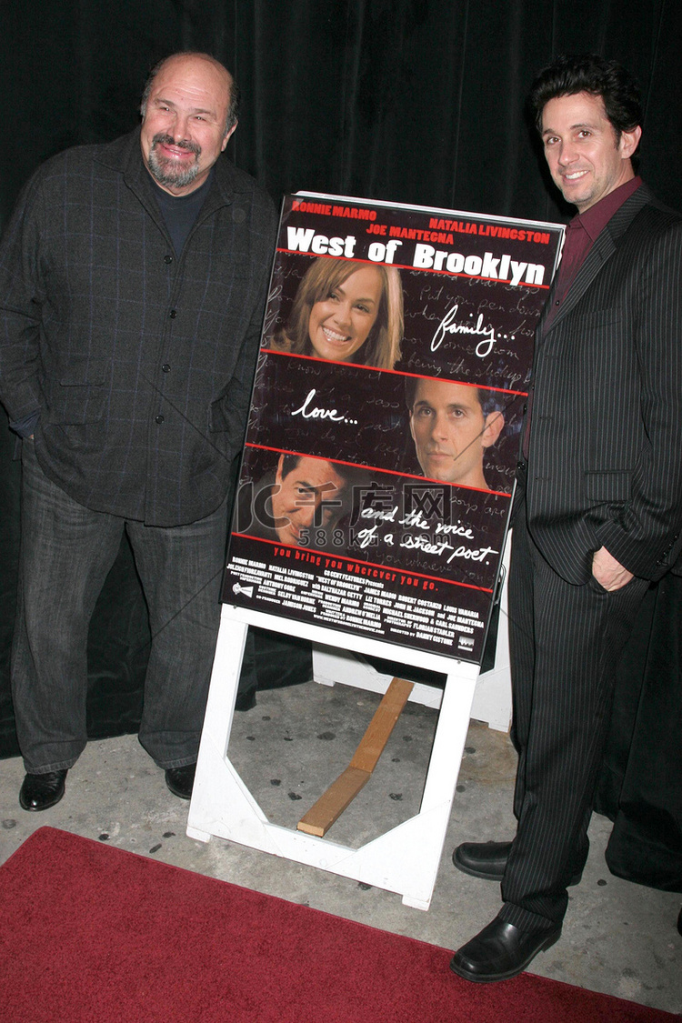 “罗伯特·科斯坦佐 (Robert Costanzo) 和罗尼·马尔莫 (Ronnie Marmo) 在《布鲁克林西部》的全球首映式上 ...