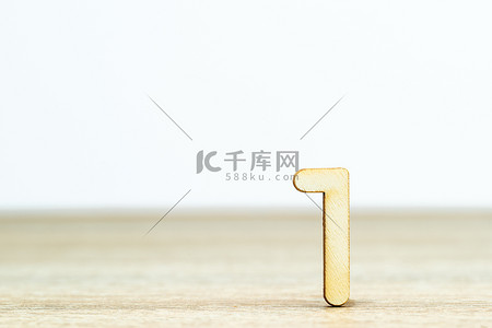 桌子上的木制数字，第一高清摄影大图-千库网