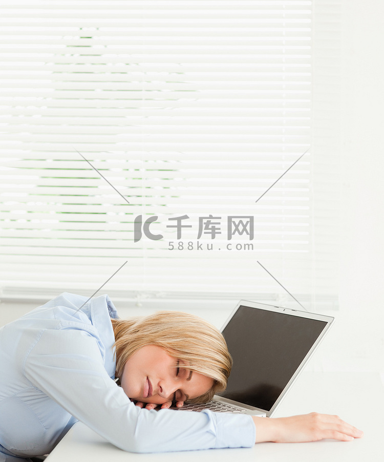 可爱的金发女商人睡在她的笔记本上拿着杯子 O高清摄影大图 千库网
