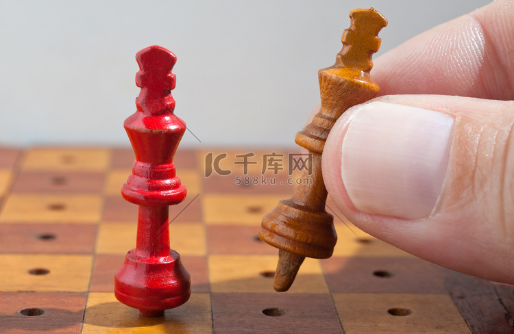木制国际象棋国王。高清摄影大图-千库网