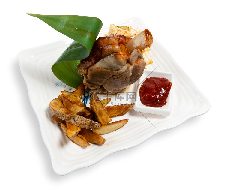 猪小腿配土豆和酱汁高清摄影大图-千库网