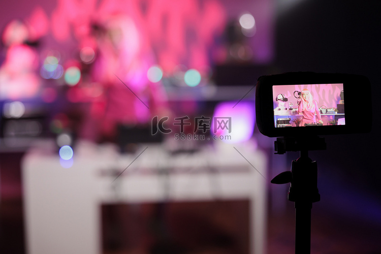 专业录音摄像机拍摄 dj 艺术家在调音台玩技术音乐玩得开心高清摄影大图-千库网