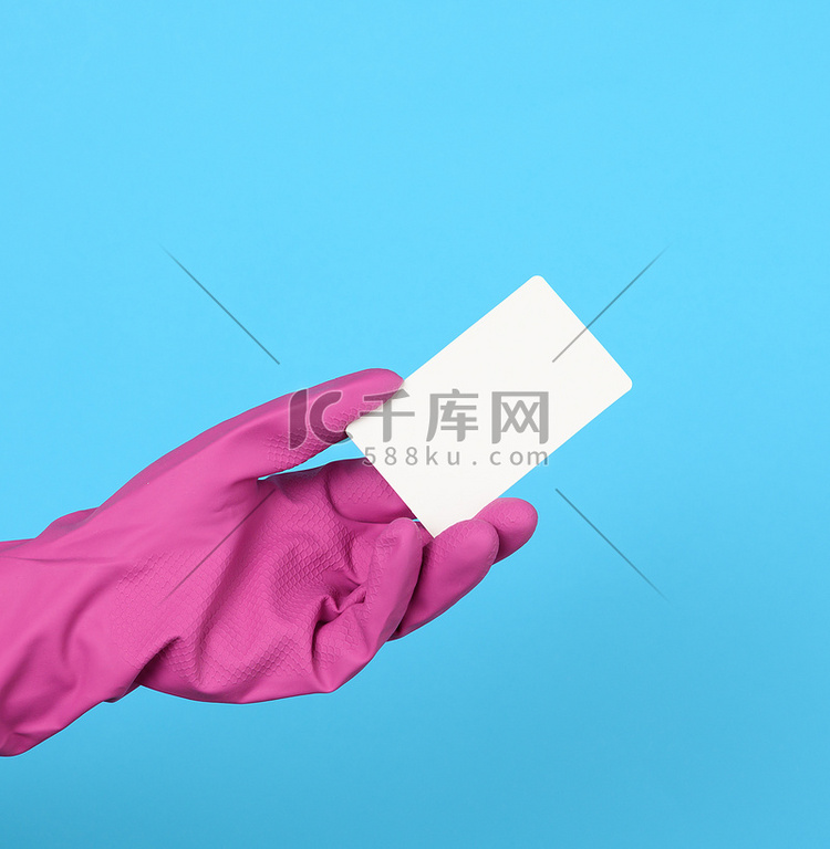 空白的白色硬纸板名片在手。高清摄影大图-千库网