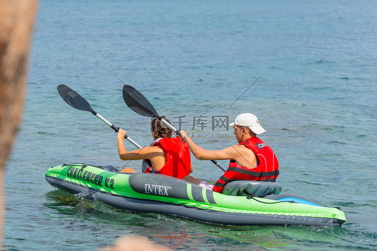 三对年轻夫妇去 Sant Feliu de 村划皮划艇高清摄影大图-千库网
