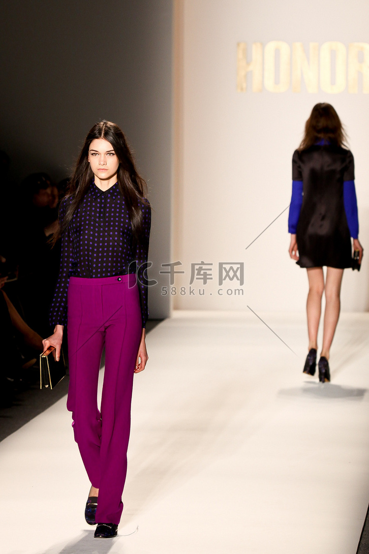 模特为 HONOR 走秀高清摄影大图-千库网