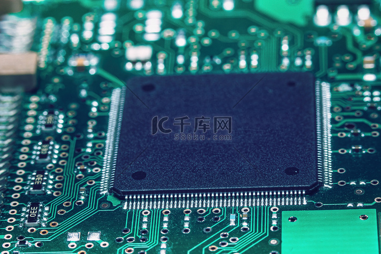板上集成了微芯片。高清摄影大图-千库网