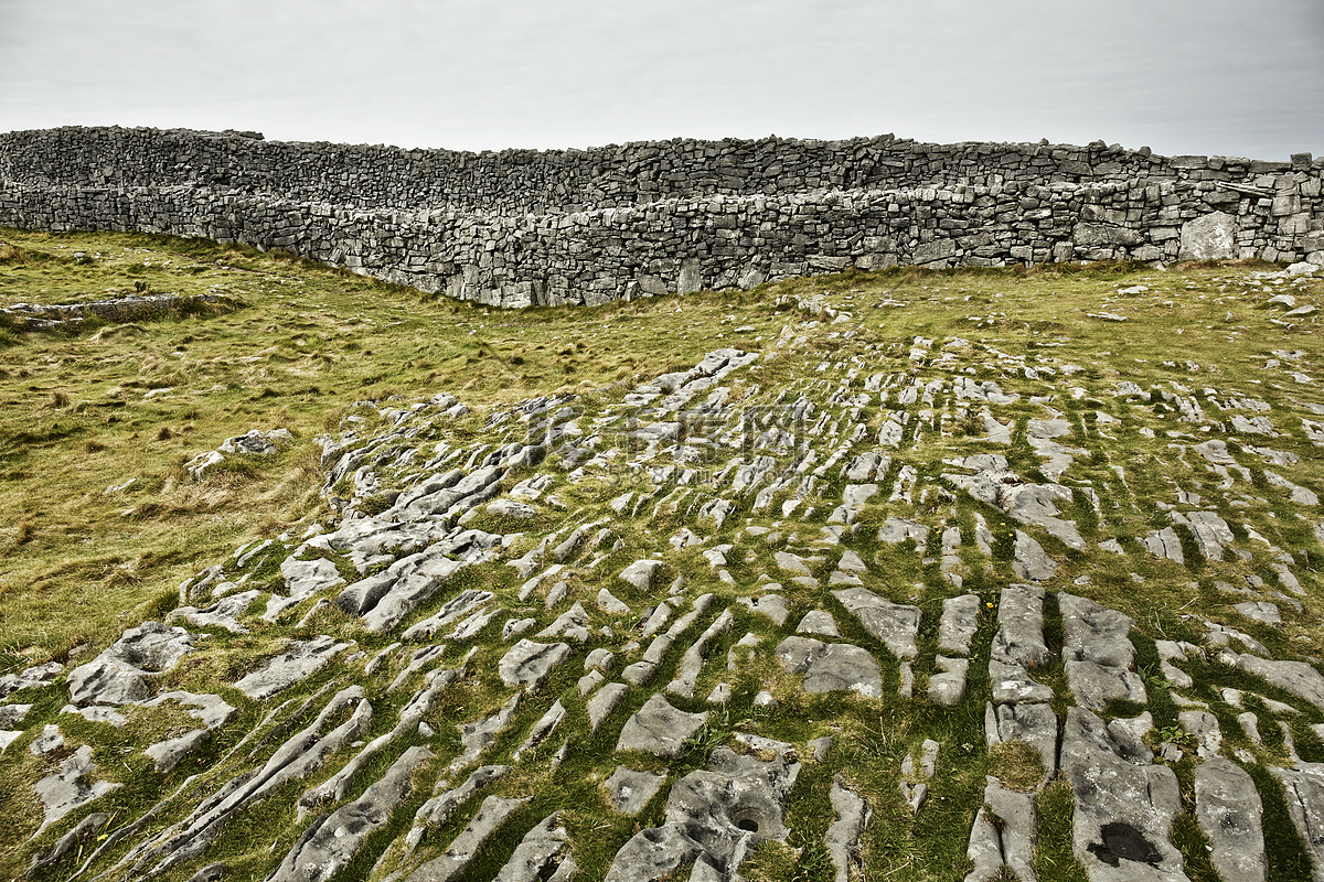 爱尔兰 Inis Mór 岛 Dun Aengus 附近的喀斯特地貌高清摄影大图-千库网