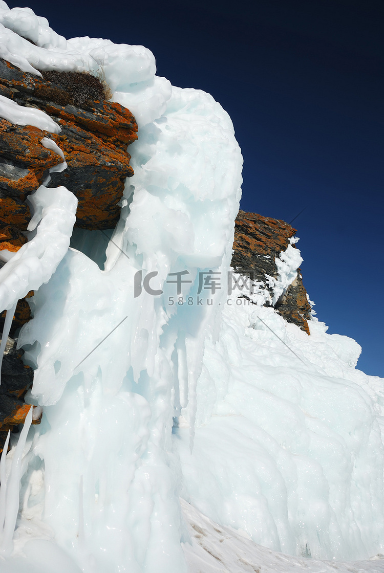 岩石上的冰柱高清摄影大图-千库网