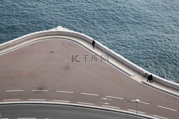 走在海边高清摄影大图-千库网