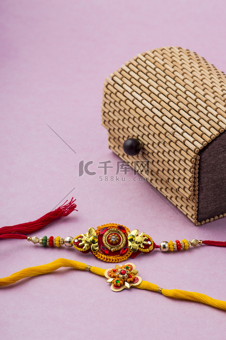 Raakhi 和兄弟在 Raksha Bandhan 之际送给姐姐的礼物。高清摄影大图-千库网