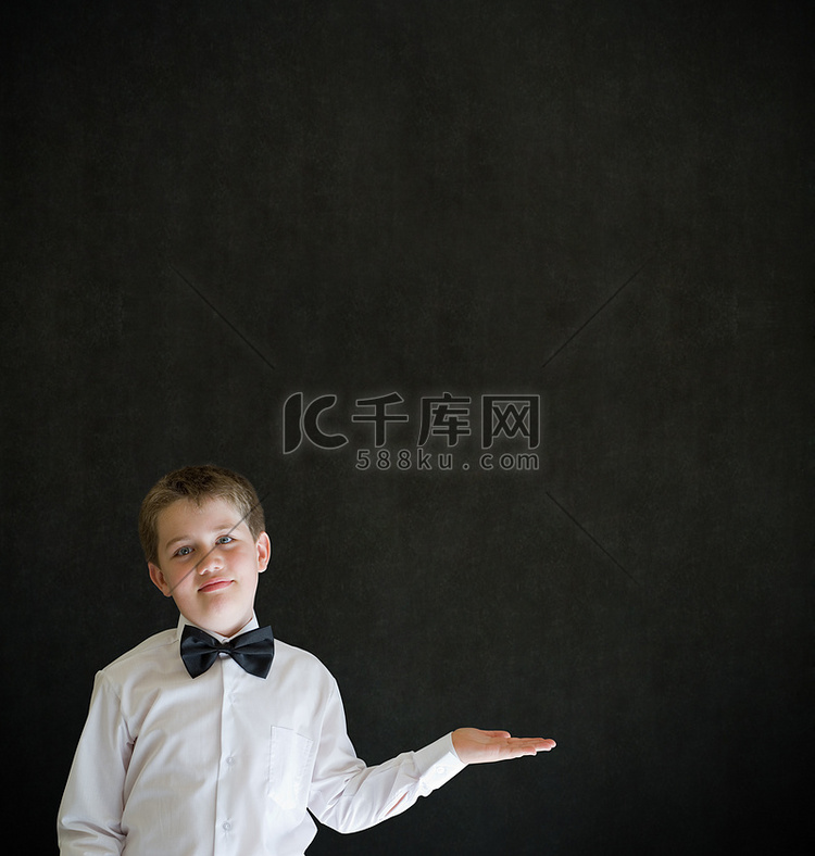 打扮成商人的男孩平手拿着任何东西高清摄影大图-千库网