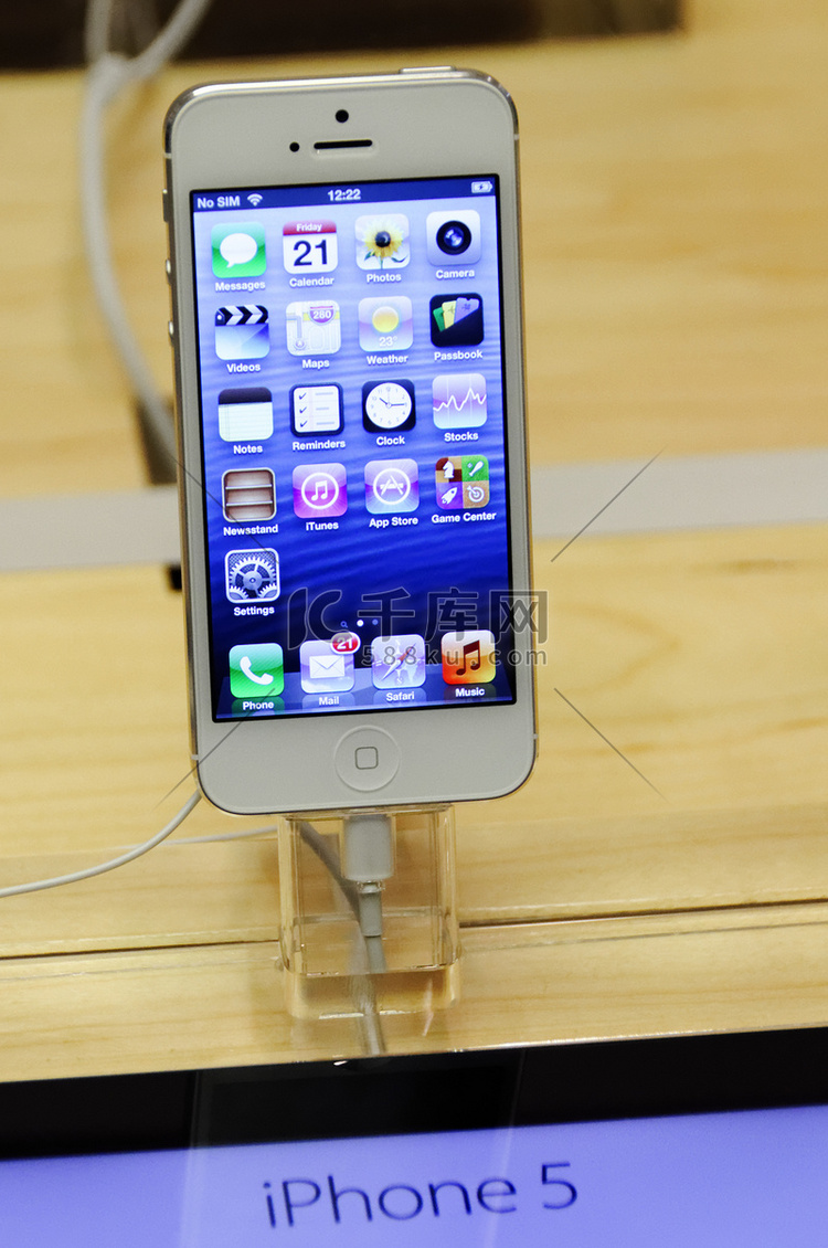 “iPhone 5 在英国伦敦摄政街的 Apple Store 发布”高清摄影大图-千库网