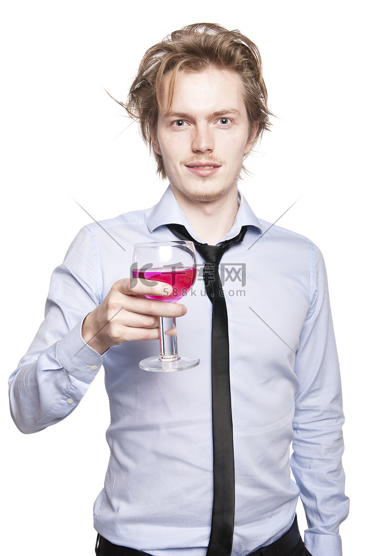 年轻人喝桃红葡萄酒。高清摄影大图-千库网