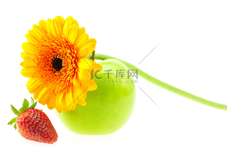 “草莓、苹果和花被白色隔离”高清摄影大图-千库网