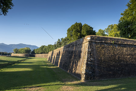 卢卡城墙前的草地。高清摄影大图-千库网
