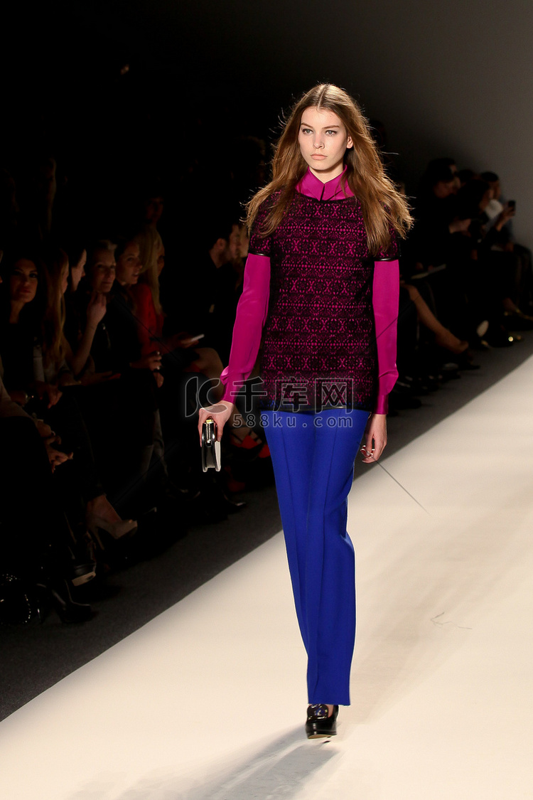 模特为 HONOR 走秀高清摄影大图-千库网