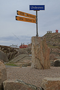 在 Lindesnes 的标志显示到 Nordkapp 和 Slettnes 的距离高清摄影大图-千库网