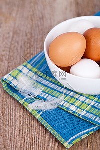 “碗里的鸡蛋、毛巾和羽毛”高清摄影大图-千库网