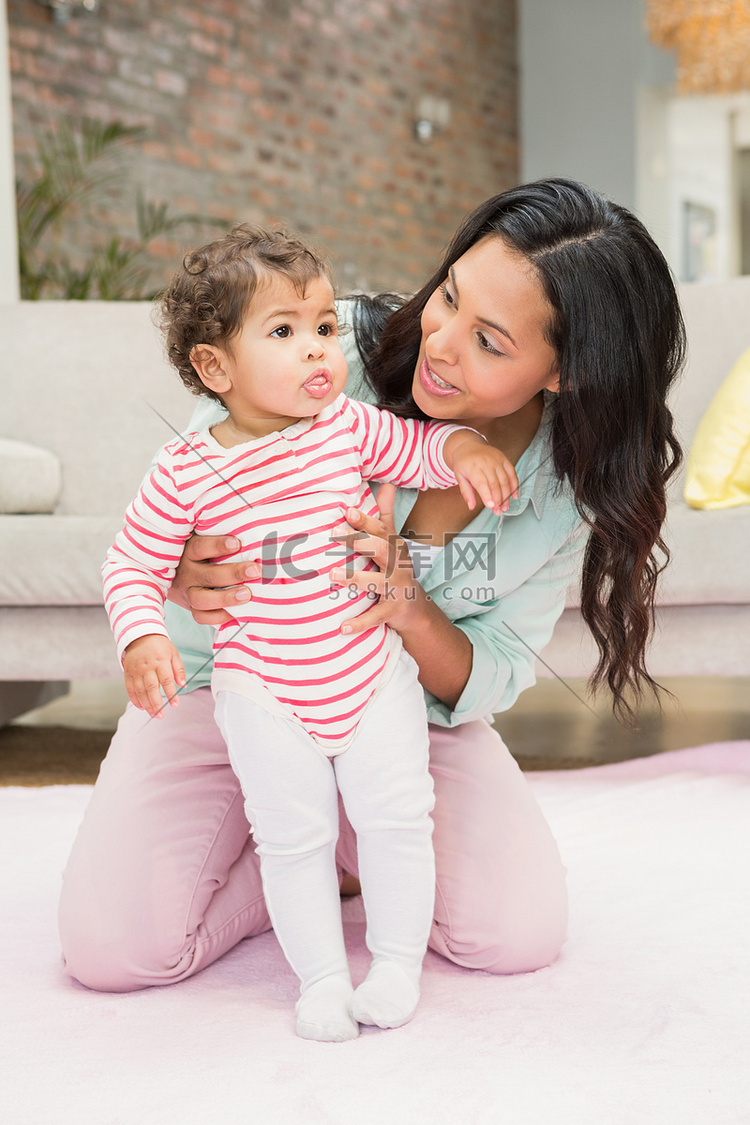 妈妈带着宝宝学走路高清摄影大图-千库网