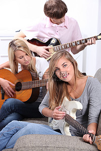 弹吉他的年轻人高清摄影大图-千库网