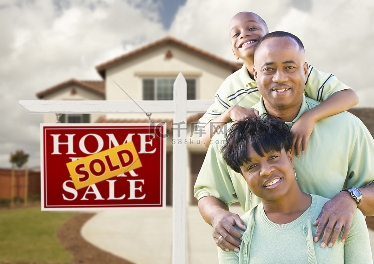 “非裔美国人家庭、房子和出售的标志”高清摄影大图-千库网