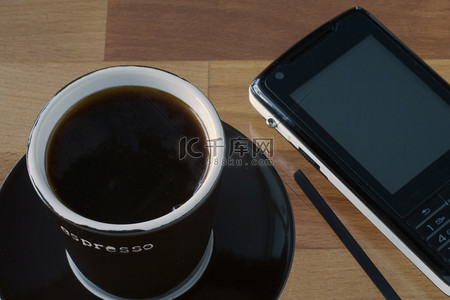 咖啡杯和手机高清摄影大图-千库网
