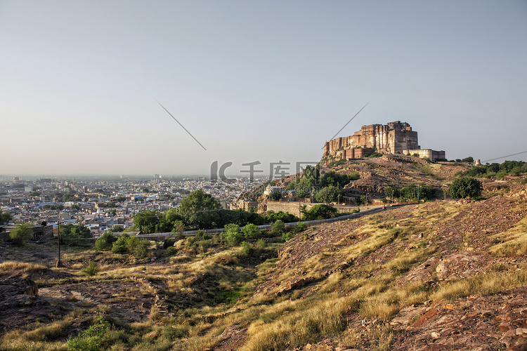 焦特布尔拉贾斯坦邦的 Mehrangarh 堡垒，可欣赏焦特布尔市 s高清摄影大图-千库网