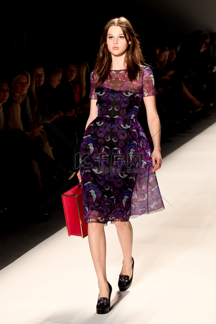 模特为 HONOR 走秀高清摄影大图-千库网