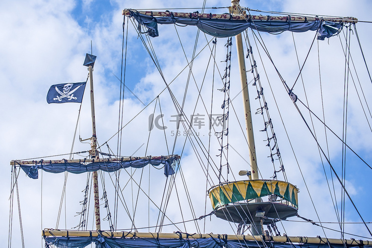 有乌鸦巢和围场的帆船高清摄影大图-千库网