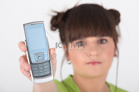 炫耀她的手机的少女 Godreau_Lea_140410高清摄影大图-千库网