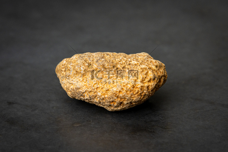 切开之前的原始 Geode 以展示其珍贵的内部高清摄影大图-千库网