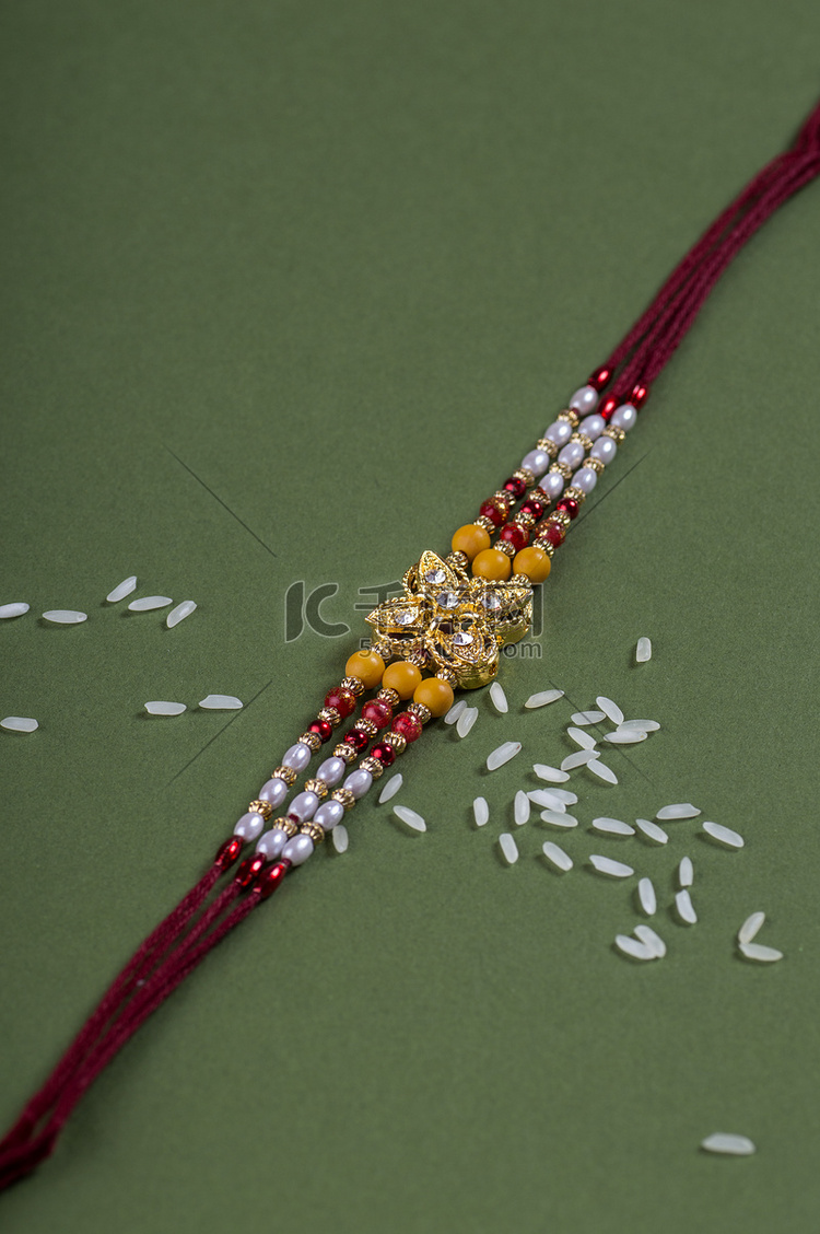 Raksha Bandhan 背景与优雅的 Rakhi。高清摄影大图-千库网