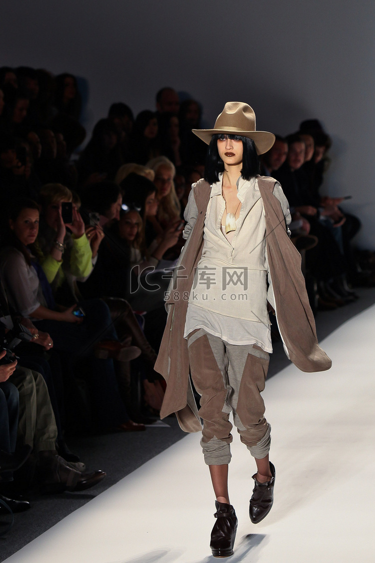 模特为 Nicholas K 系列走秀高清摄影大图-千库网