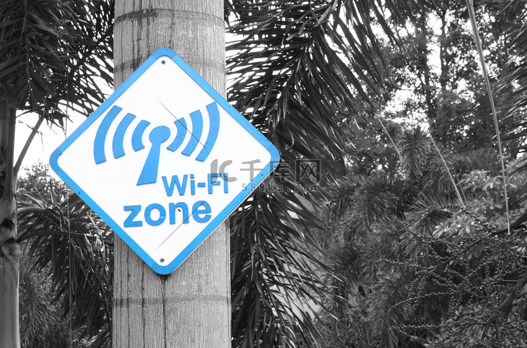 树上的 Wi-Fi 区域标志高清摄影大图-千库网