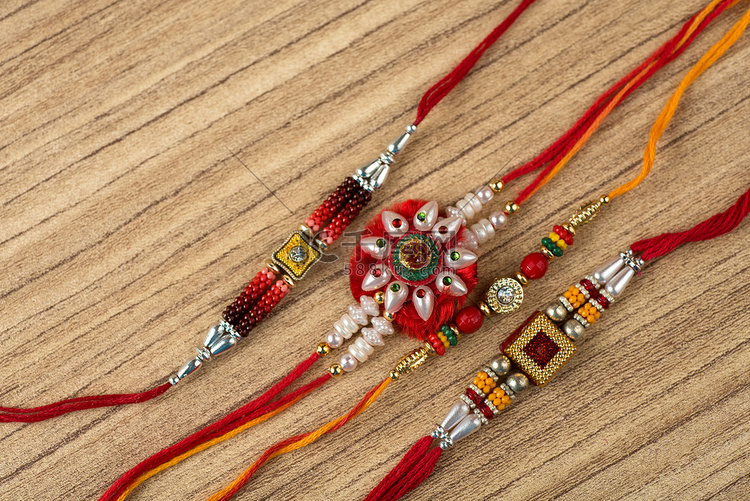 Raksha Bandhan 背景与优雅的 Rakhi。高清摄影大图-千库网
