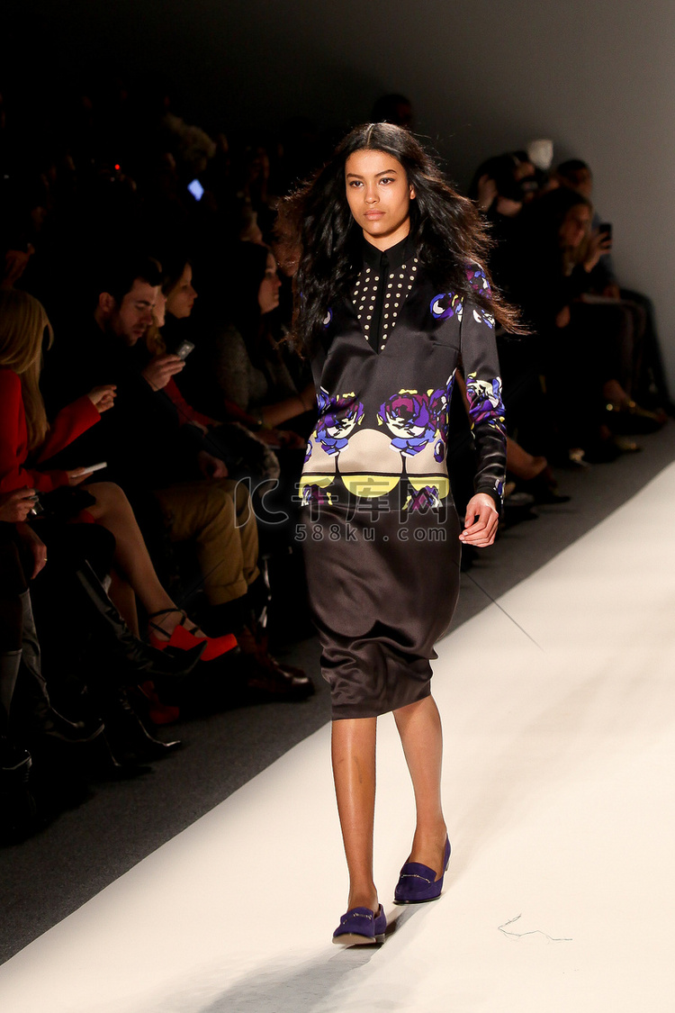 模特为 HONOR 走秀高清摄影大图-千库网