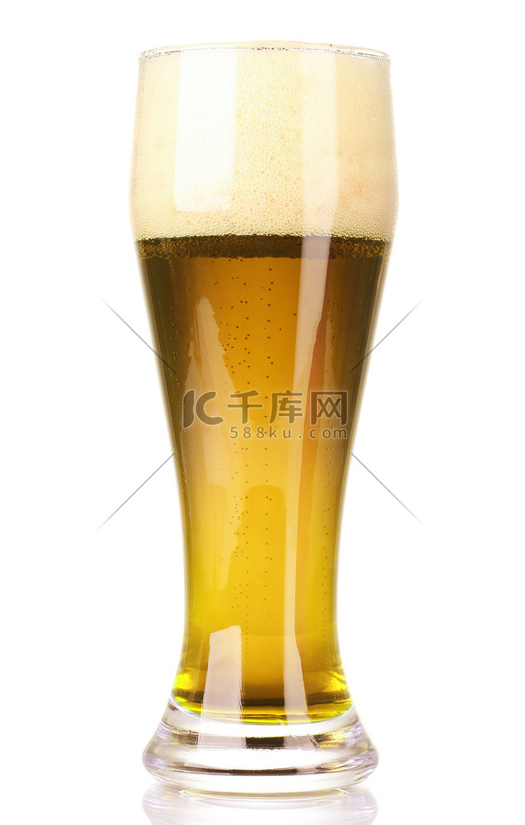白色背景中孤立的冰镇淡啤酒高清摄影大图-千库网